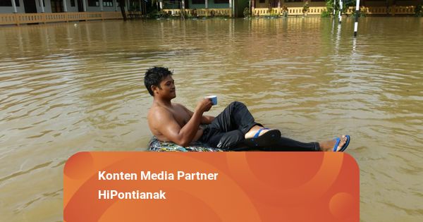 Kala Warga Nanga Mahap, Kalbar, Asyik Ngopi di Tengah Banjir | kumparan.com